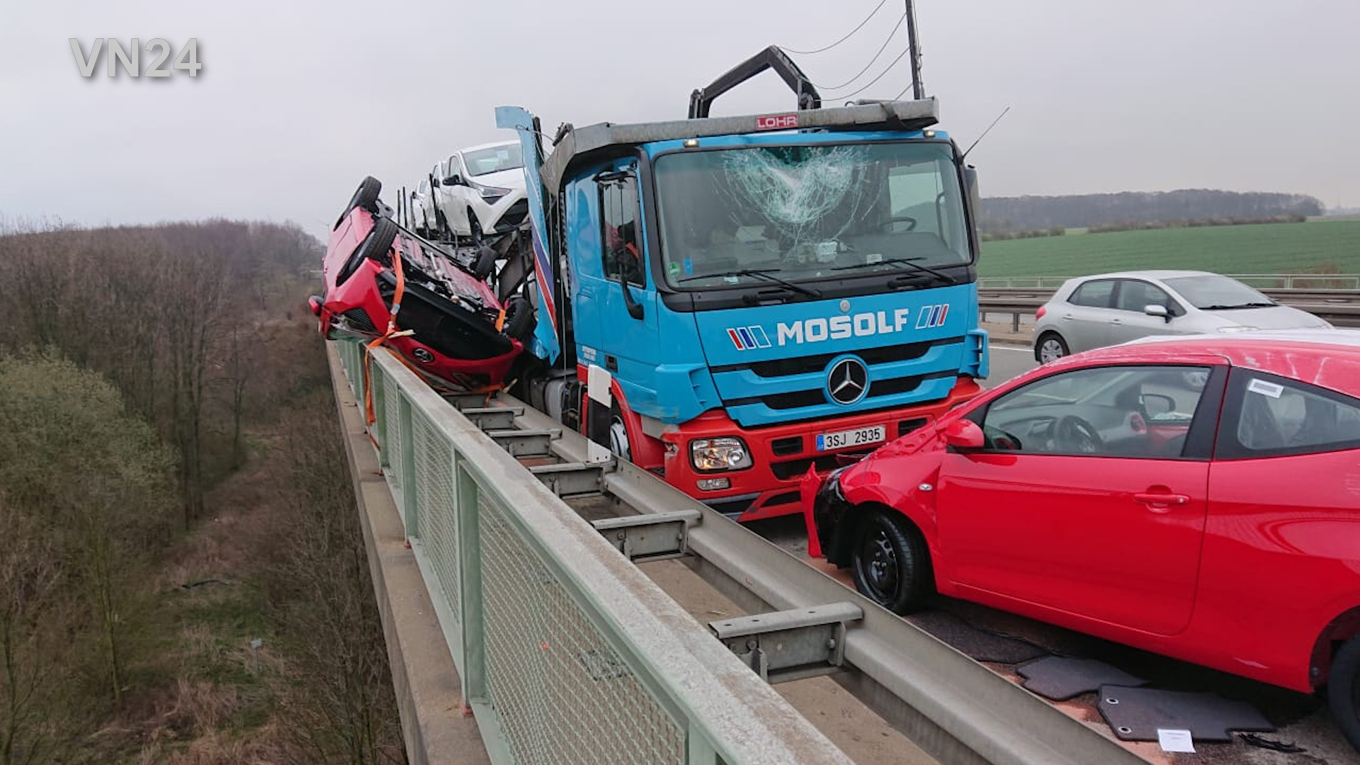 27.03.2019 – VN24 – Neuwagen drohen nach Unfall auf A44 von der Brücke ...