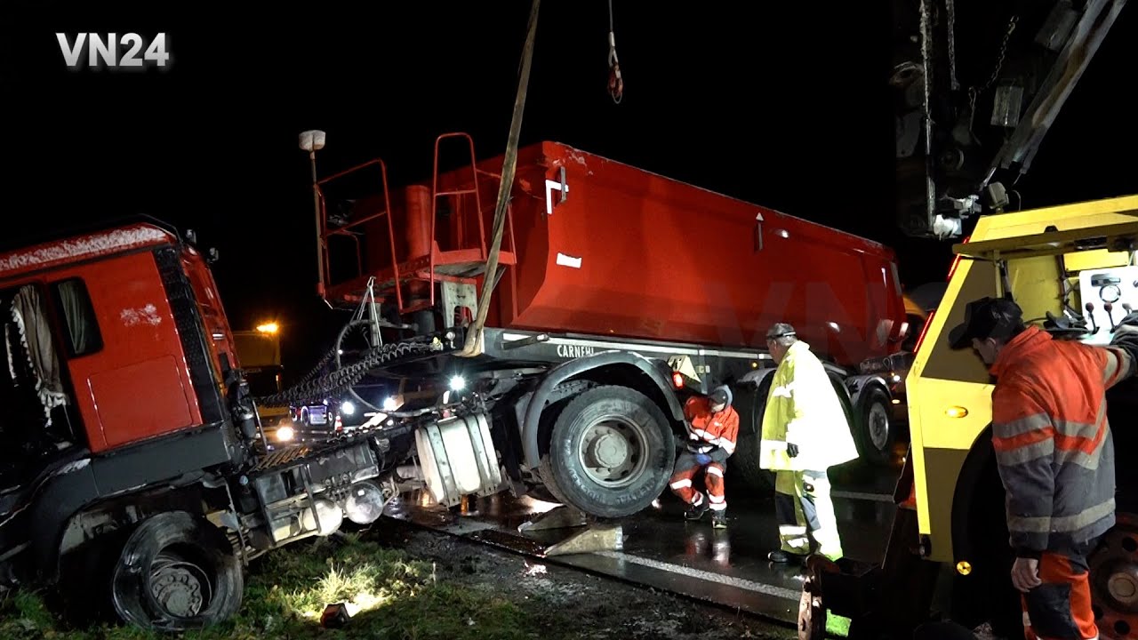 VN24 – LKW durchbricht drei Leitplanken nach Reifenplatzer auf A44 – VN24